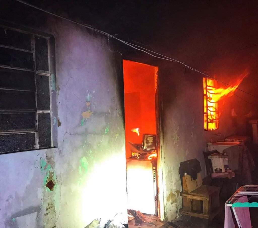 Após brigar com a esposa, homem coloca fogo na própria casa com seu ... Após brigar com a esposa, homem coloca fogo na própria casa com seu ...