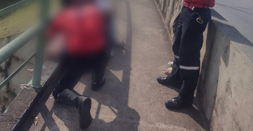 Bombeiros GBCV evitam que cidadão pulasse do viaduto de Várzea Paulista ...