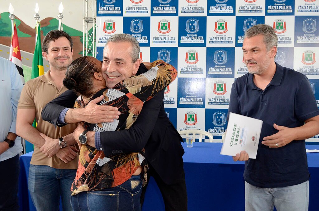 Famílias da Vila Real recebem títulos de propriedade e legalizam ...