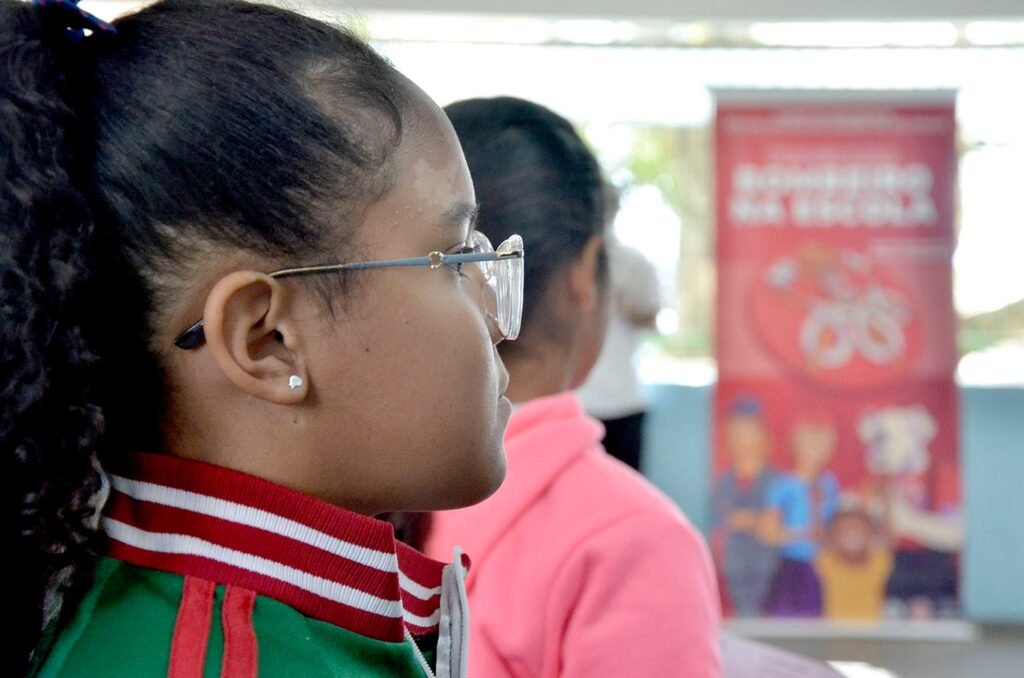 Alunos do Cemeb Anísio Teixeira se formam no programa Bombeiro na ...