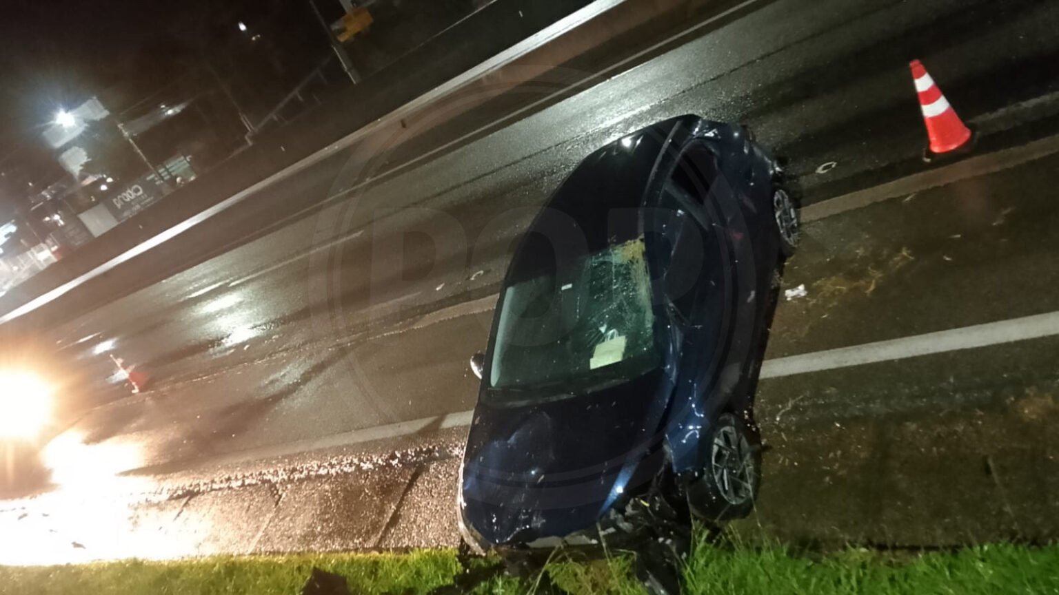 Motorista perde o controle na marginal da Rod. Dom Gabriel e capota ...